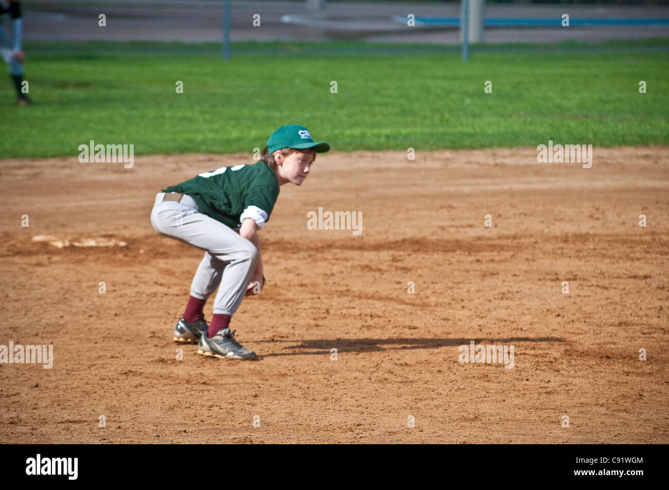 Youth baseball second baseman Stock Photo - Alamy