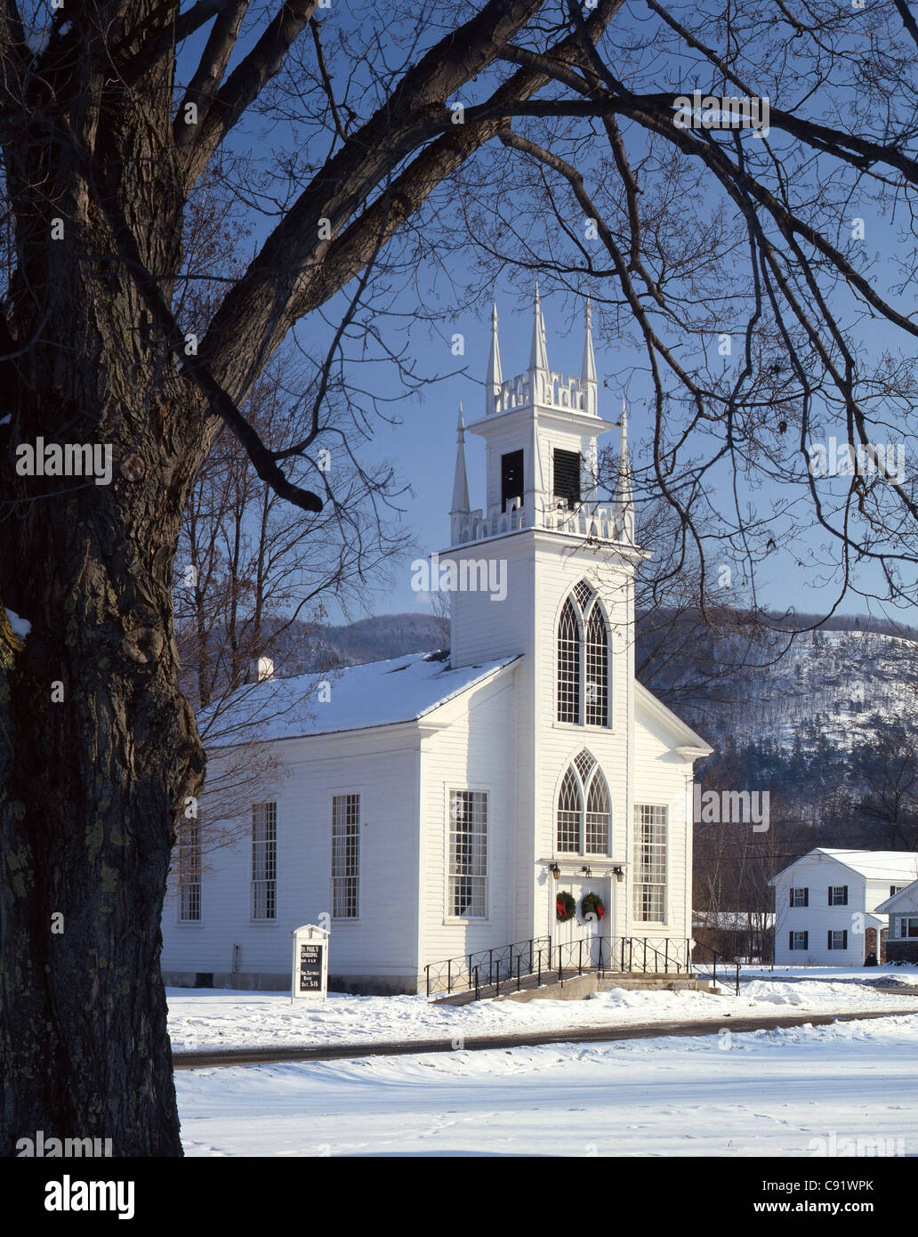 New england church in winter hi-res stock photography and images - Alamy