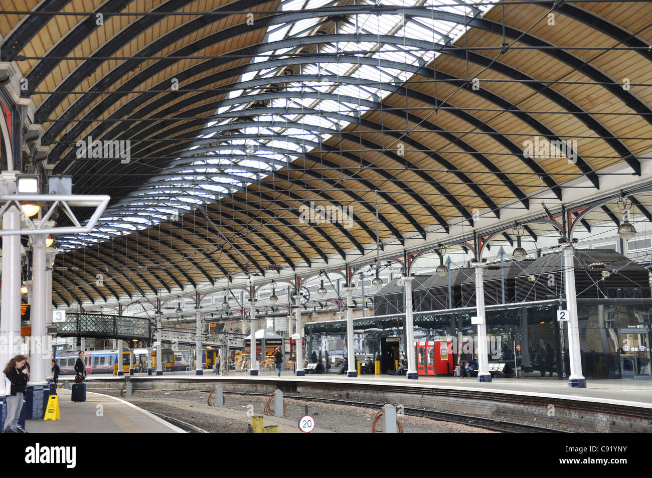 Newcastle railway station hi-res stock photography and images - Alamy