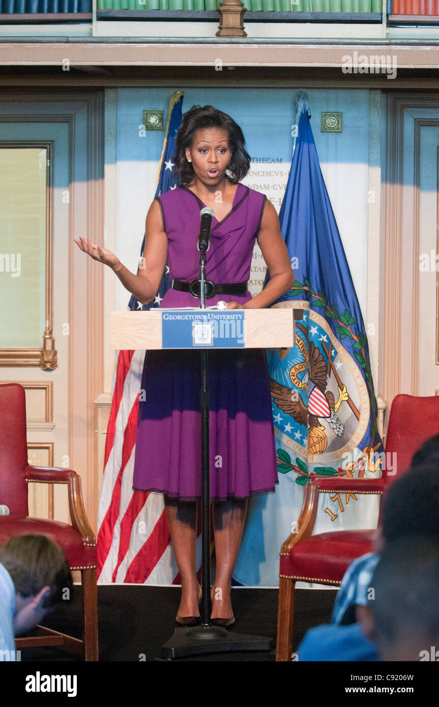 Washington DC, USA, 8th Nov, 2011. First Lady Michelle Obama speaks to ...