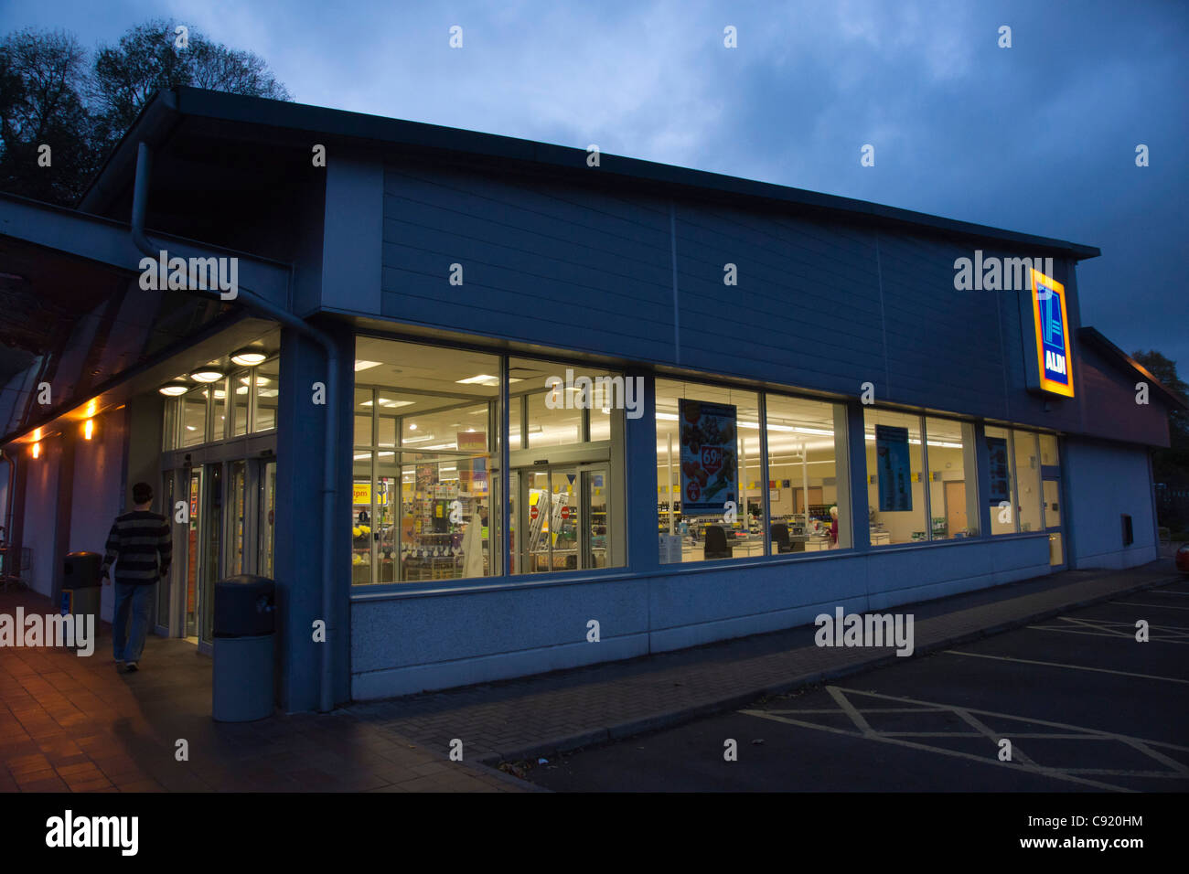 Aldi supermarket night hi-res stock photography and images - Alamy