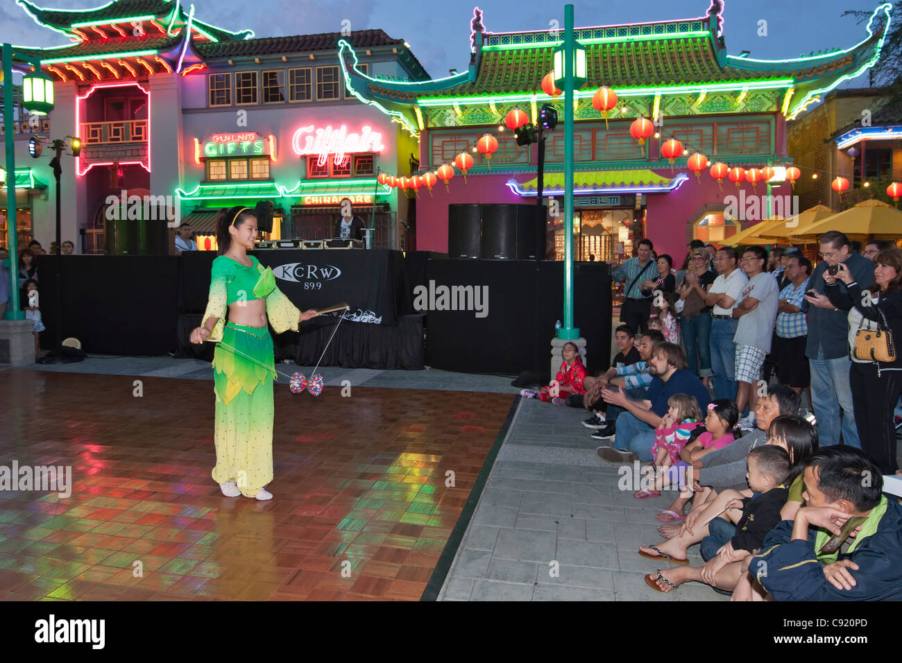 Large crowds hi-res stock photography and images - Alamy