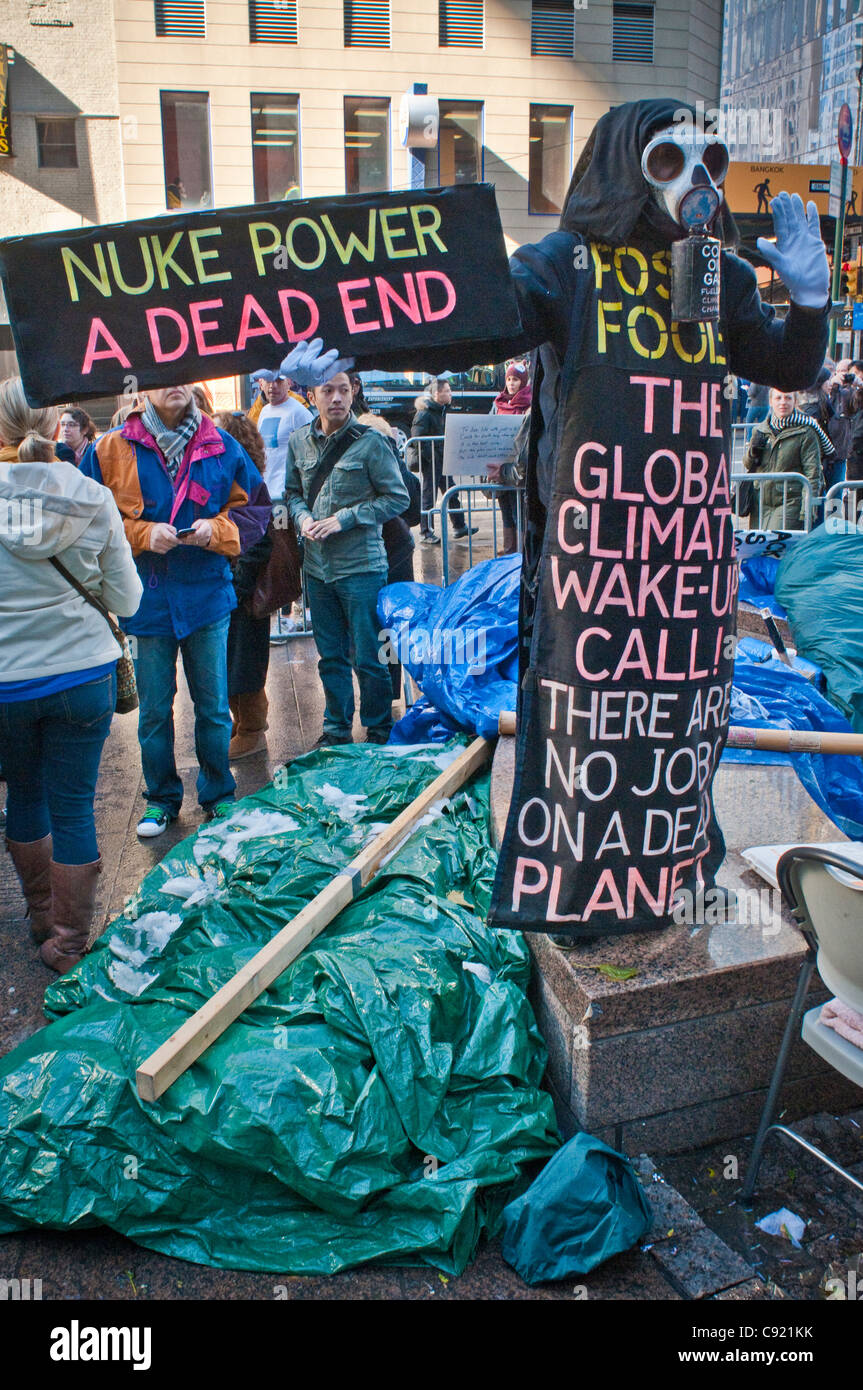 Occupy Wall Street OWS protest demonstration, Zuccotti Park, Manhattan ...