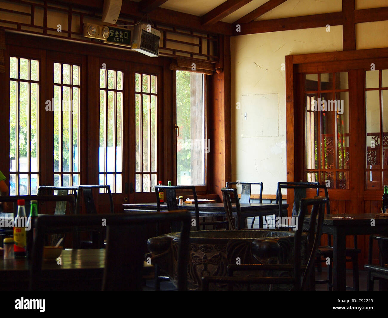 Traditional chinese interior hi-res stock photography and images - Alamy