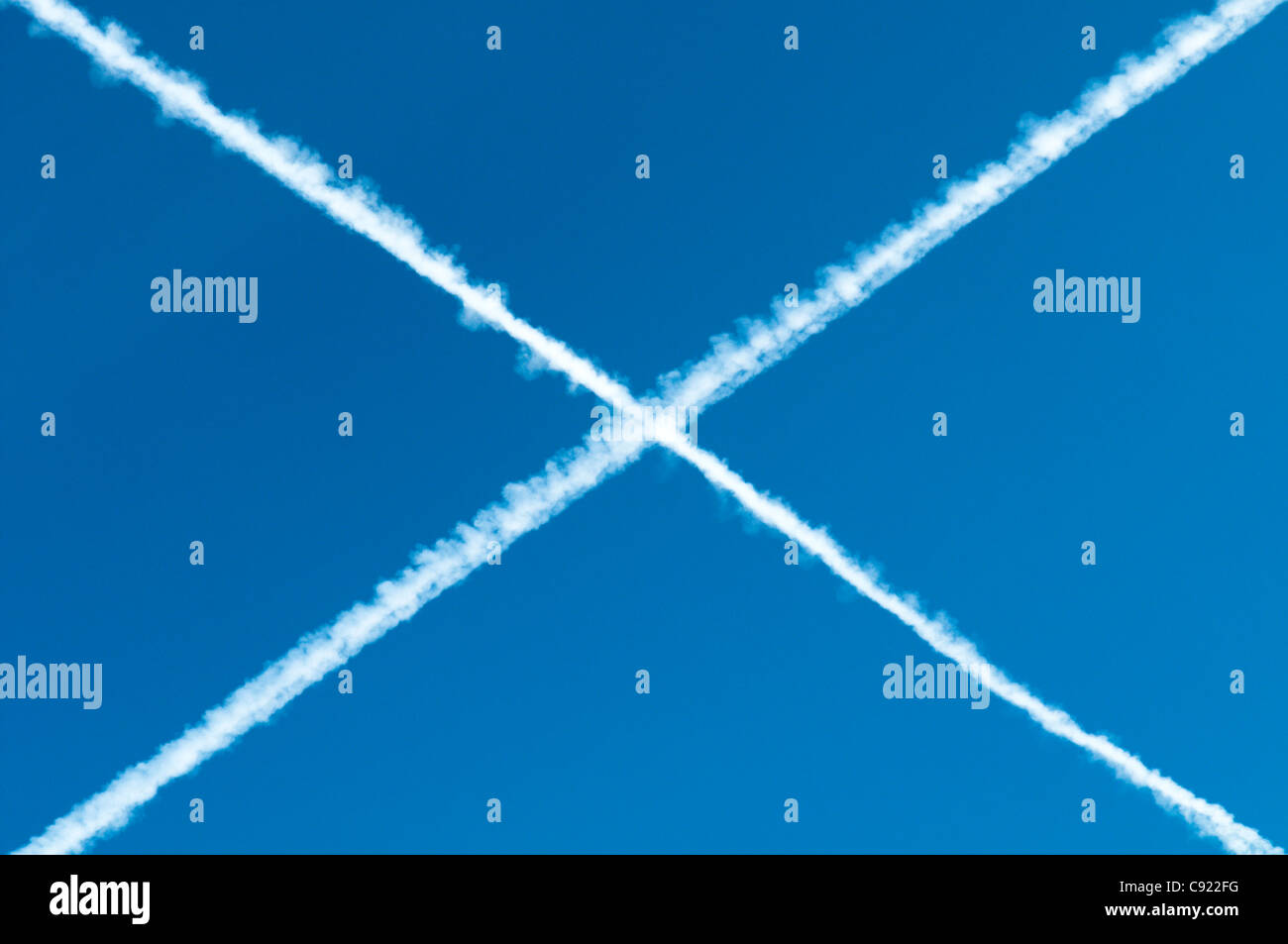 Vapour trails hi-res stock photography and images - Alamy