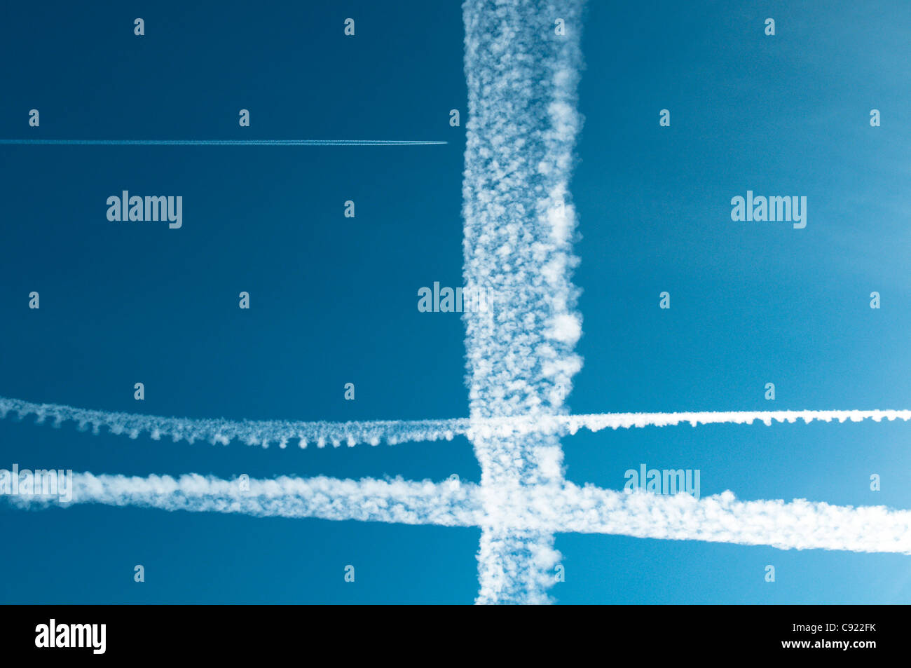 White vapour trails hi-res stock photography and images - Alamy