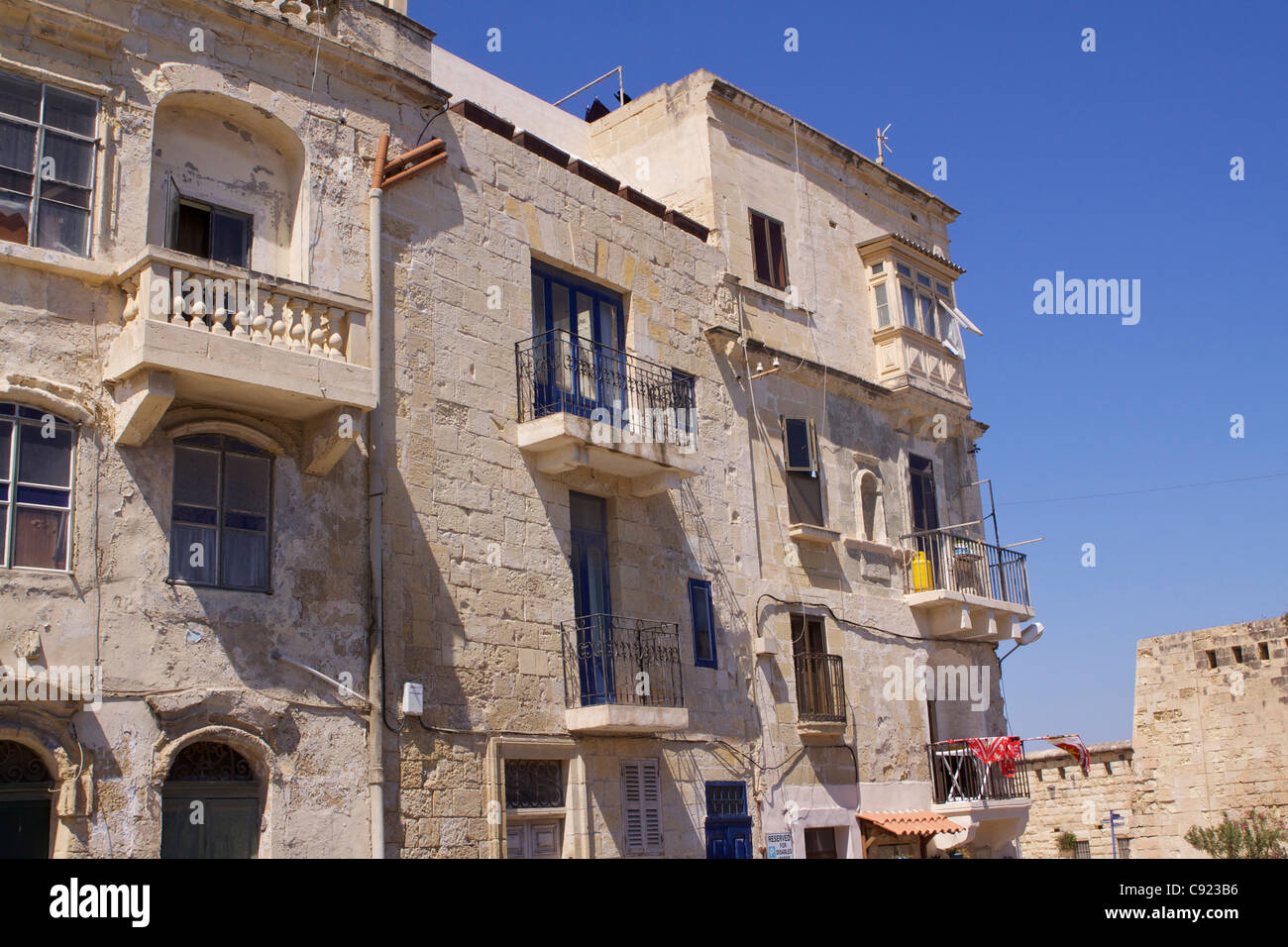 Sandstone facades of tenement buildings in Valletta Stock Photo - Alamy