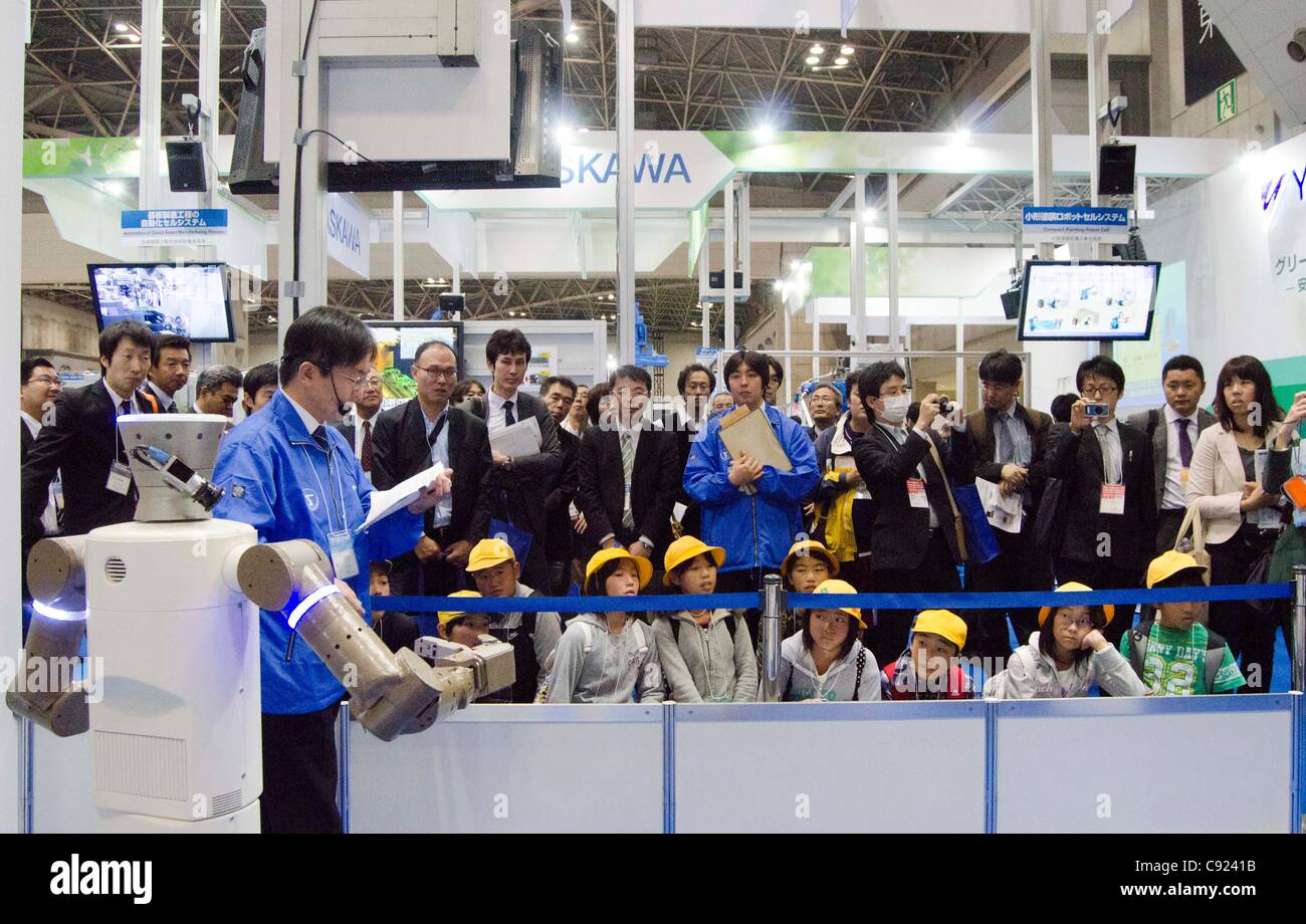 November 9th, 2011 : Tokyo, Japan â Visitors listen to the explanations ...