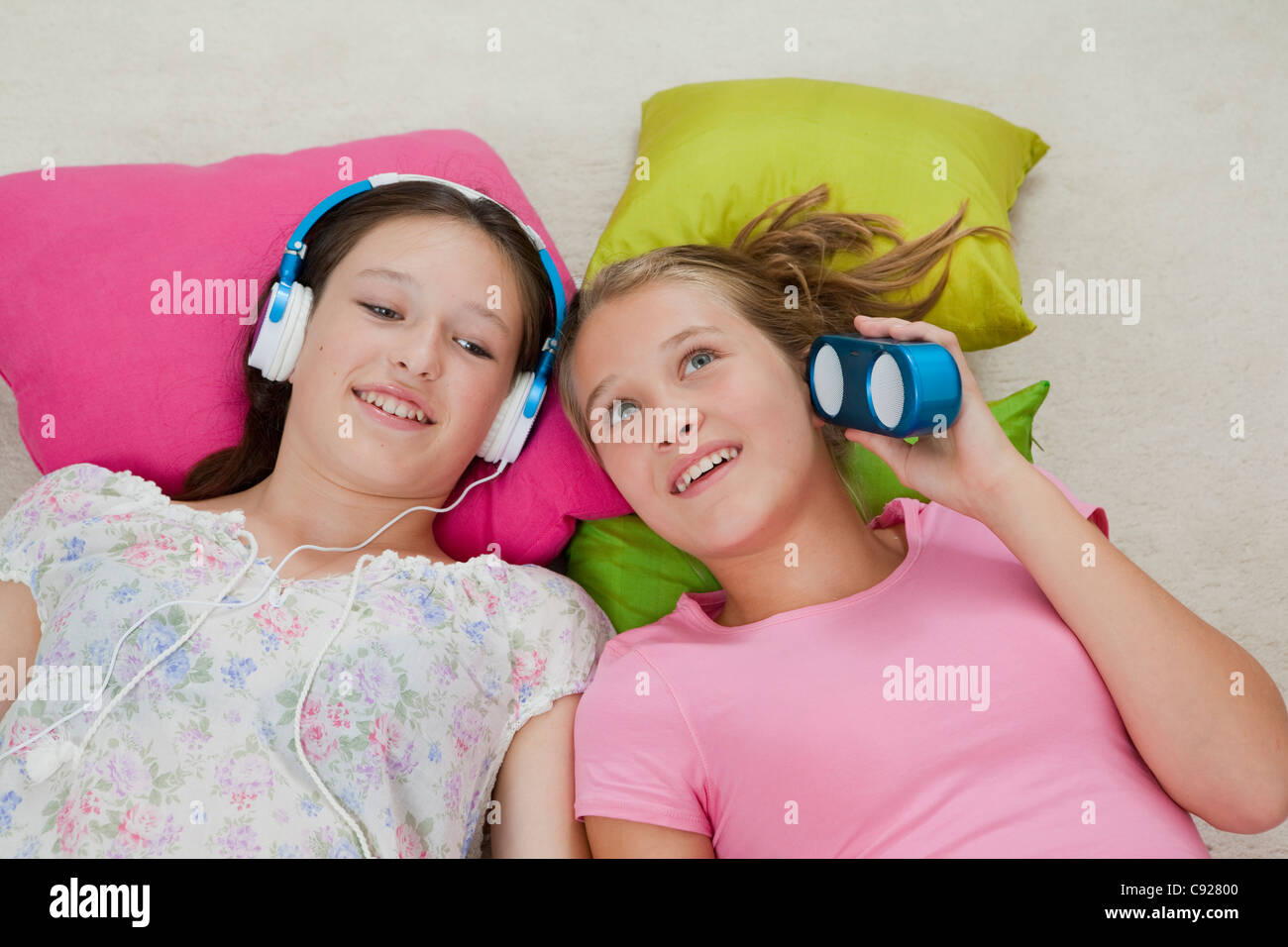 Girls listening to music together Stock Photo - Alamy