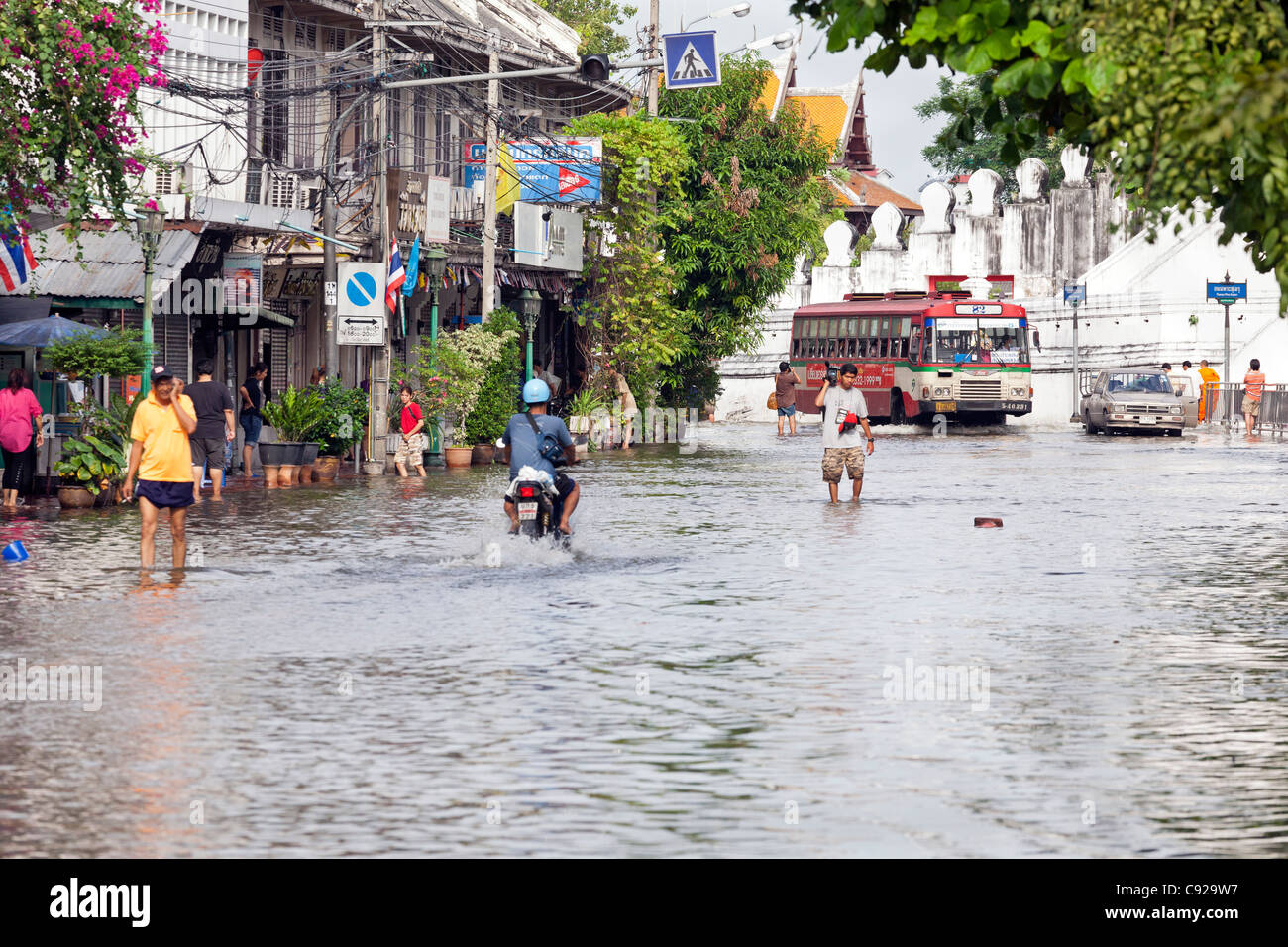 People wade through flood water hi-res stock photography and images - Alamy