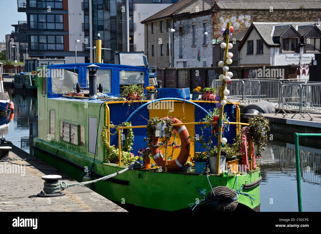 Colourful barge on the Union Canal in Central Edinburgh, Scotland Stock ...