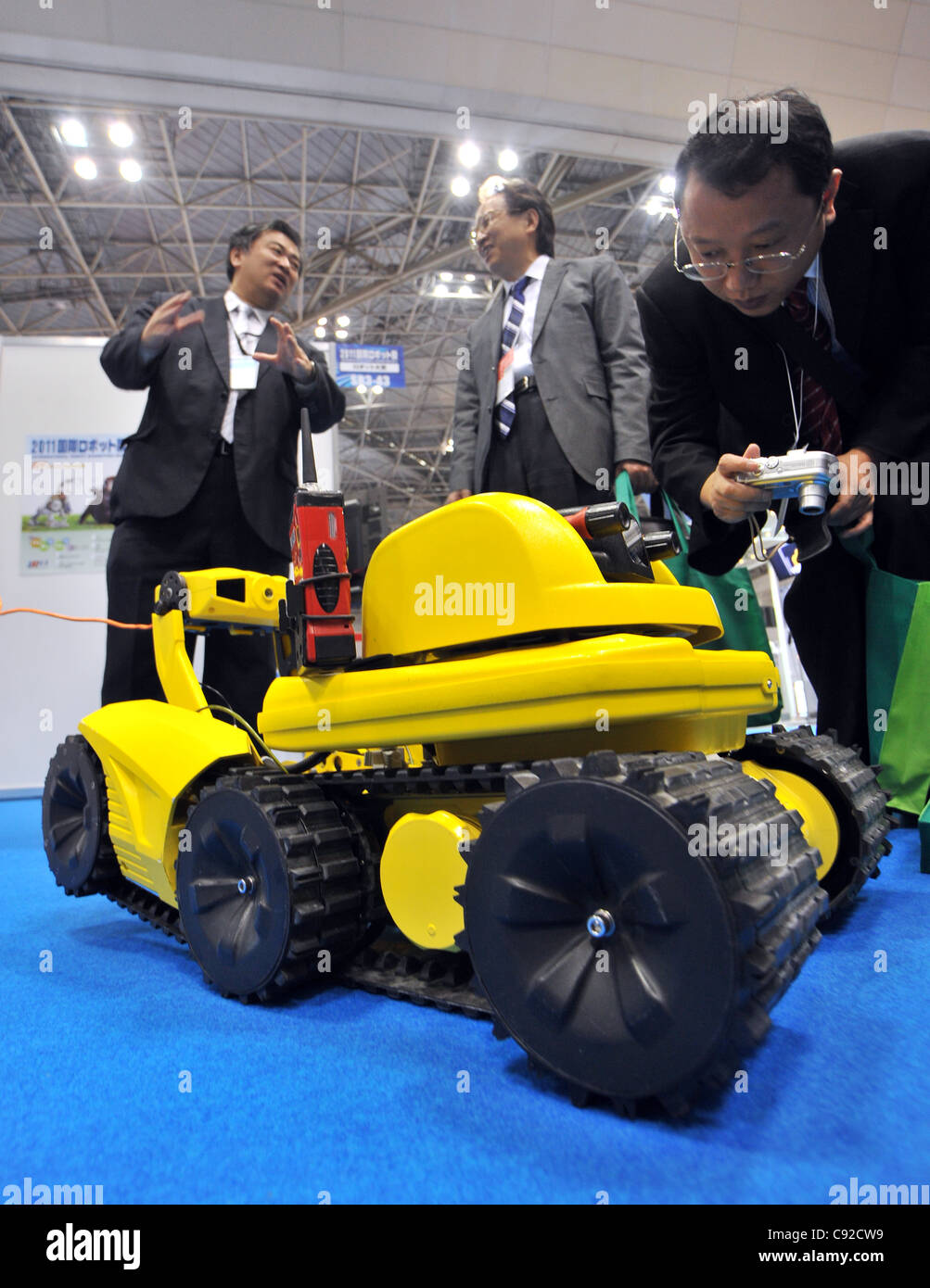 November 9, 2011, Tokyo, Japan - Probing mobile robot for firefighting ...