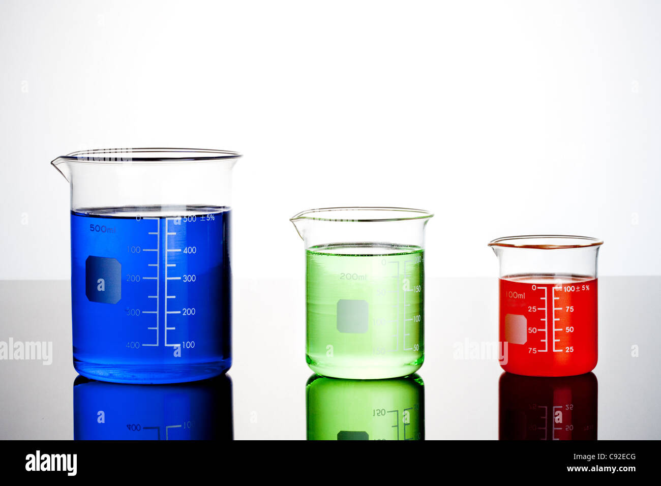 Row beakers liquid hi-res stock photography and images - Alamy