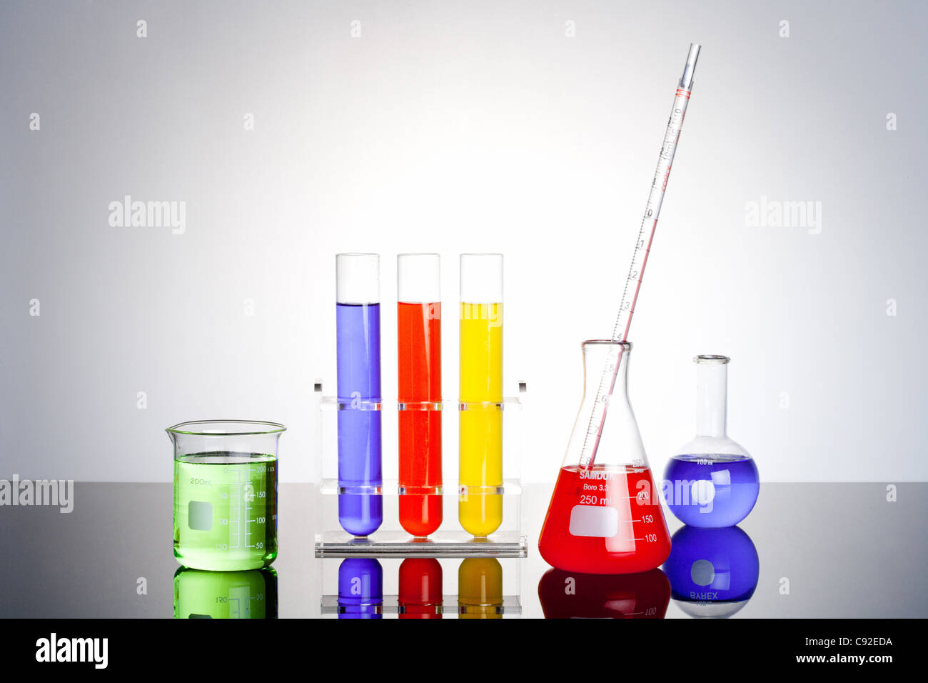 Glass beakers flask colorful hi-res stock photography and images - Alamy