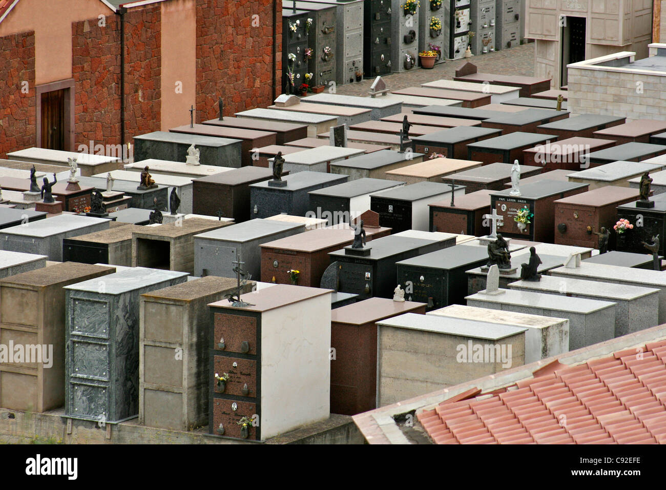 Modern tombs hi-res stock photography and images - Alamy