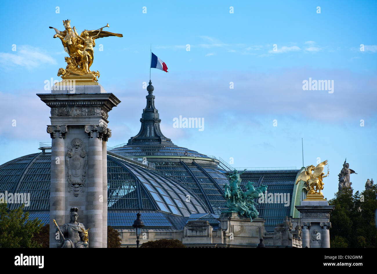 Gold statues paris hi-res stock photography and images - Alamy