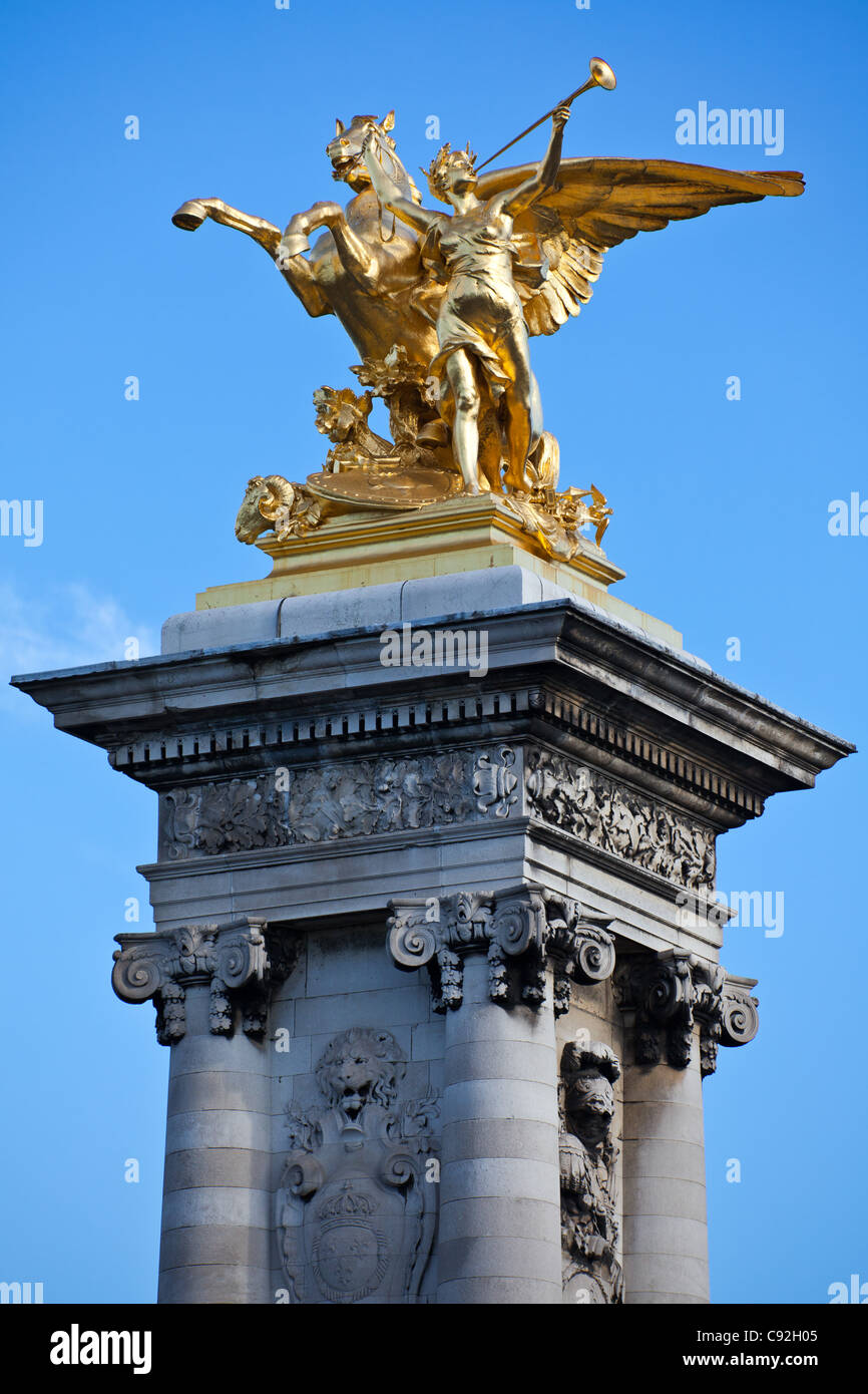 Gold statues paris hi-res stock photography and images - Alamy