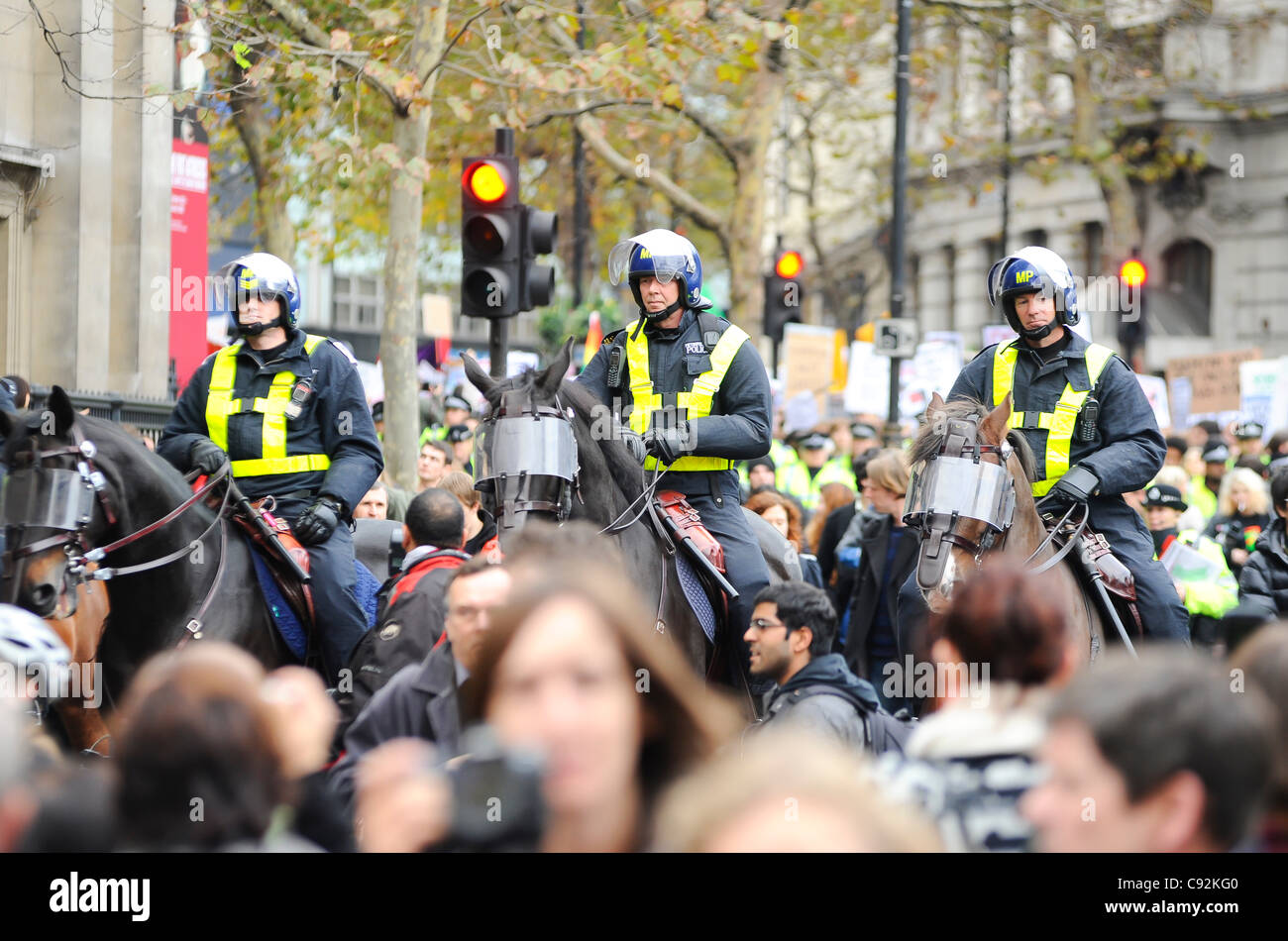 09.11.11, LONDON Student protest march from London University, police ...