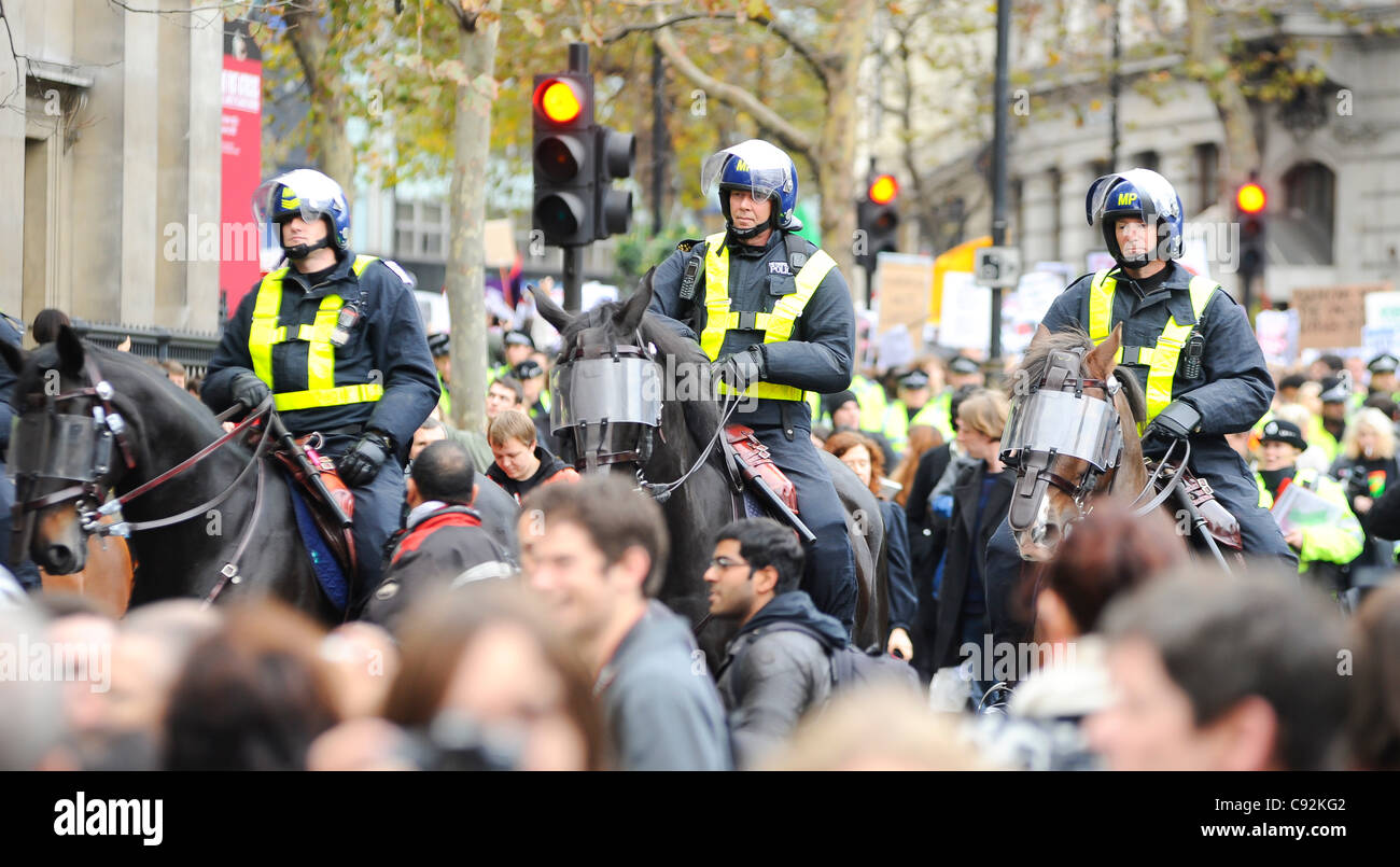 09.11.11, LONDON Student protest march from London University, police ...