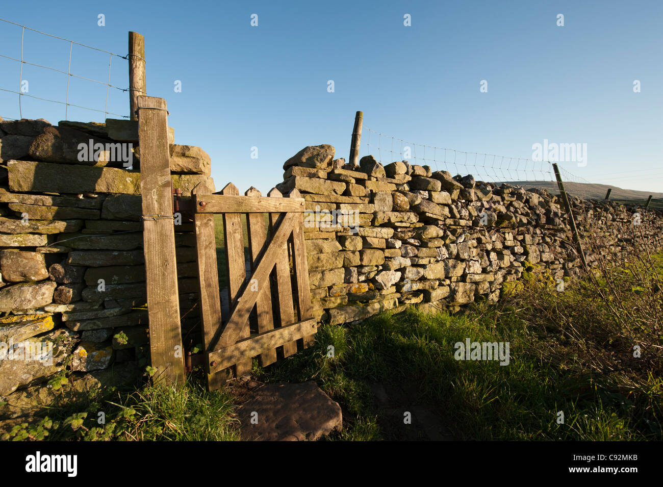 Dry stone wall wooden gate hi-res stock photography and images - Alamy