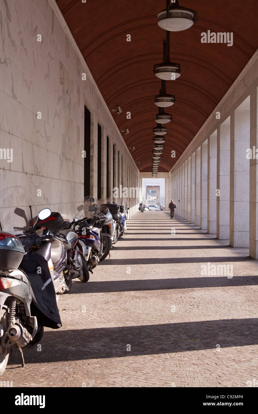 Raised footpath hi-res stock photography and images - Alamy