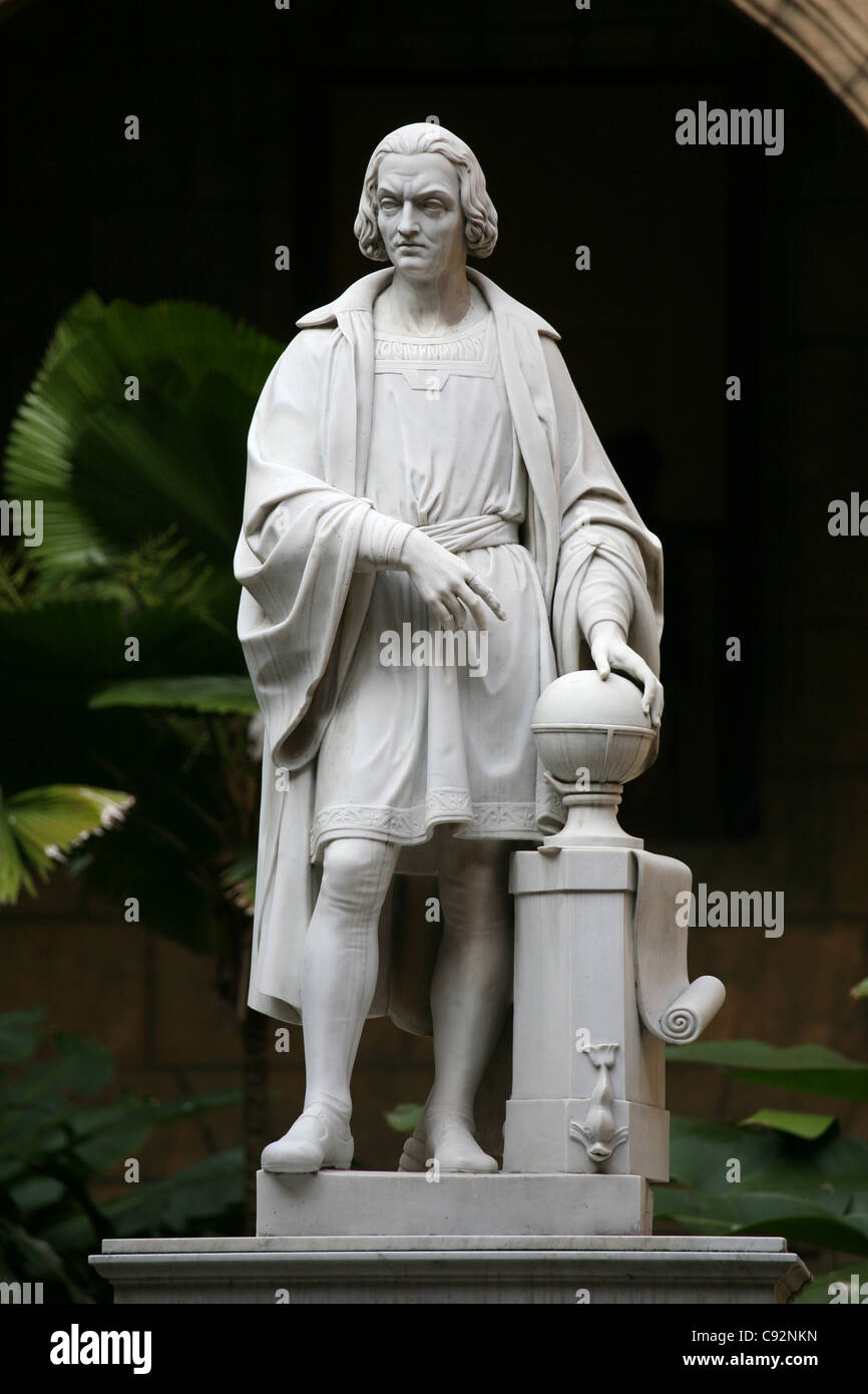 Christopher columbus statue hi-res stock photography and images - Alamy