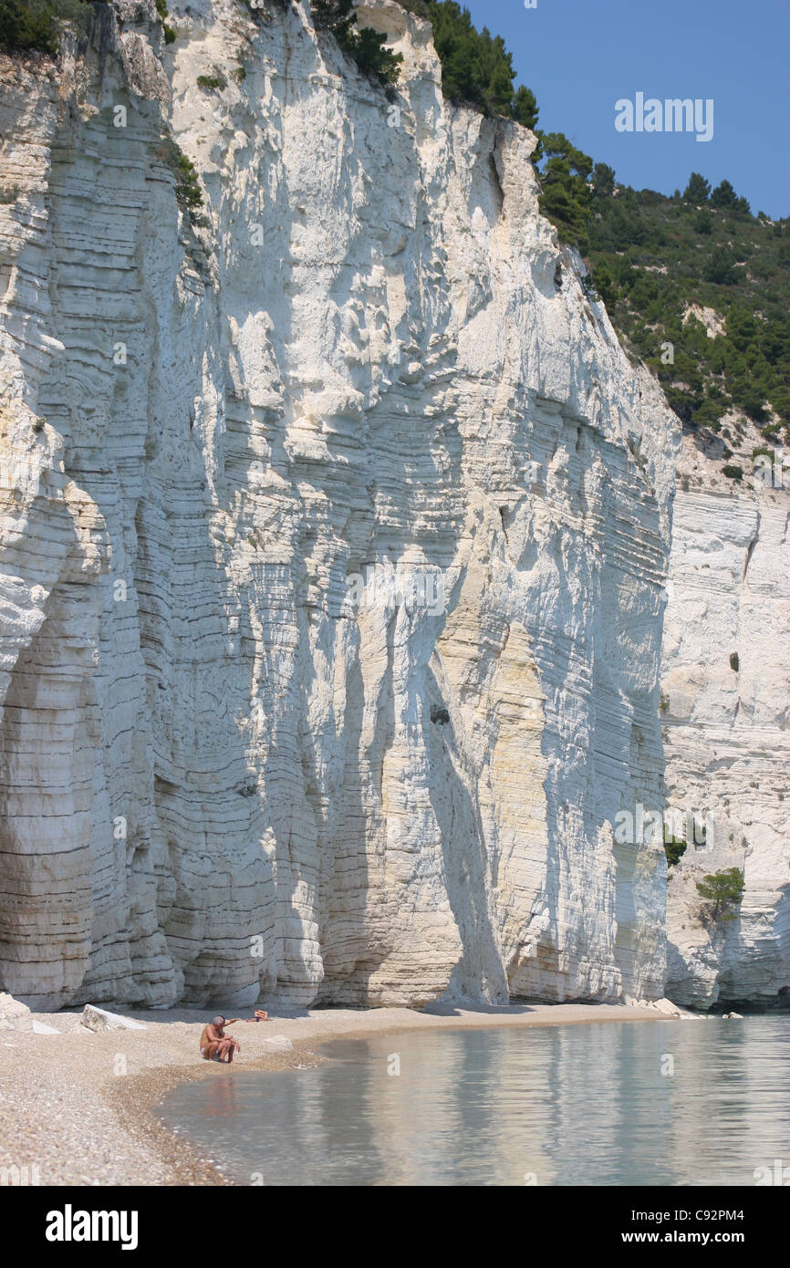 White cliffs at Vignanotica beach, Puglia, Italy Stock Photo - Alamy