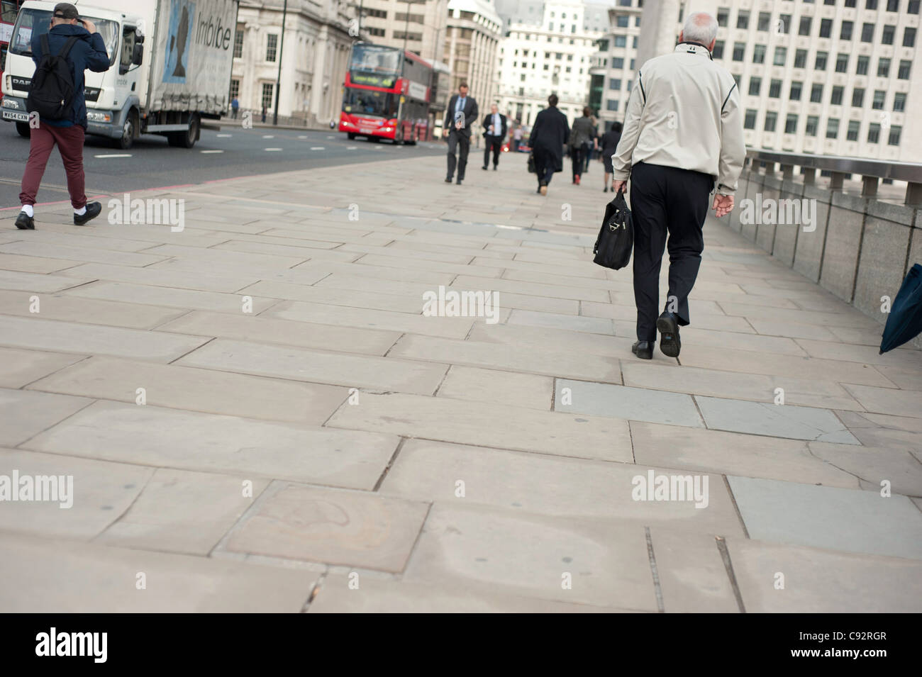 People crossing Waterloo Bridge Stock Photo - Alamy