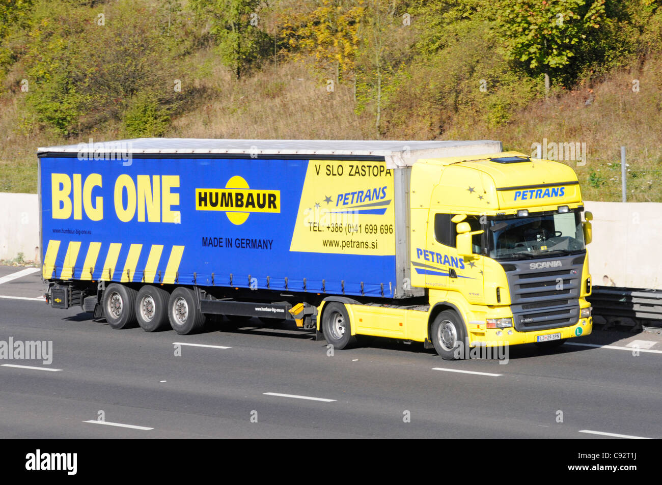 Yellow hgv articulated lorries High Resolution Stock Photography and ...
