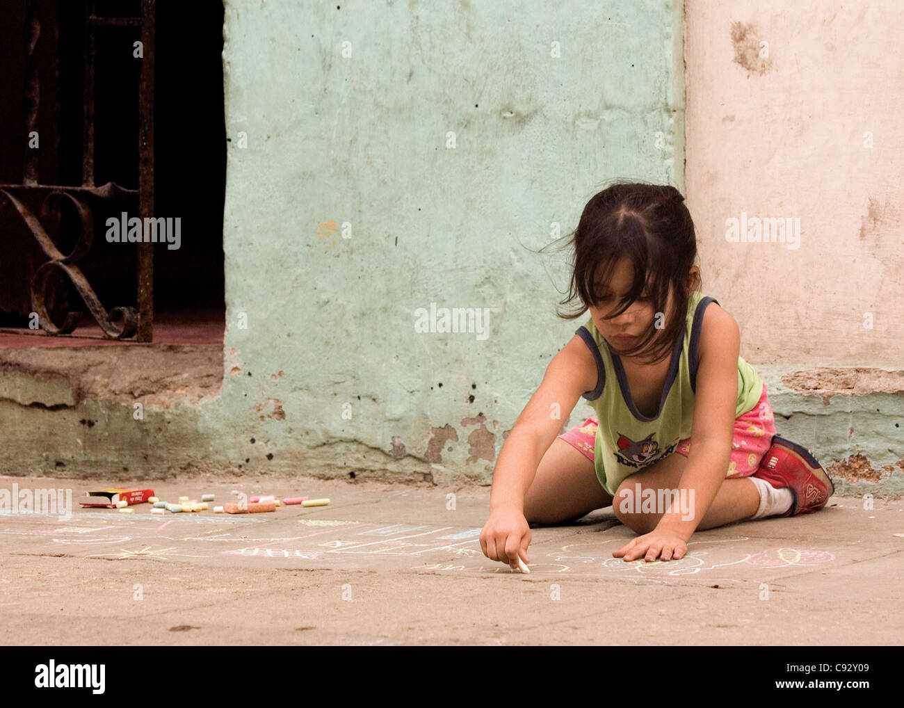 Little girl drawing on the sidewalk. Centro Habana, La Habana, Havana ...