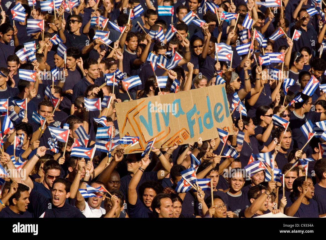 People at military parade (Dec. 2006) show their support to Fidel and ...