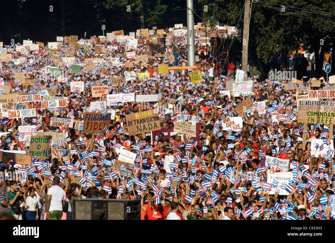 People at military parade (Dec. 2006) show their support to Fidel and ...