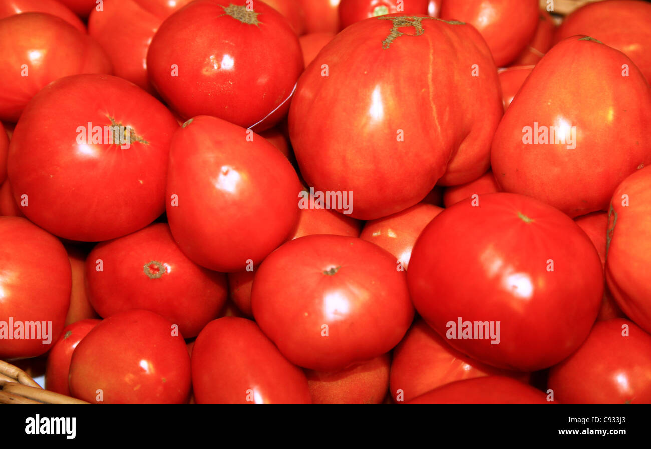 Large heap of red tomatoes. Close up Stock Photo - Alamy