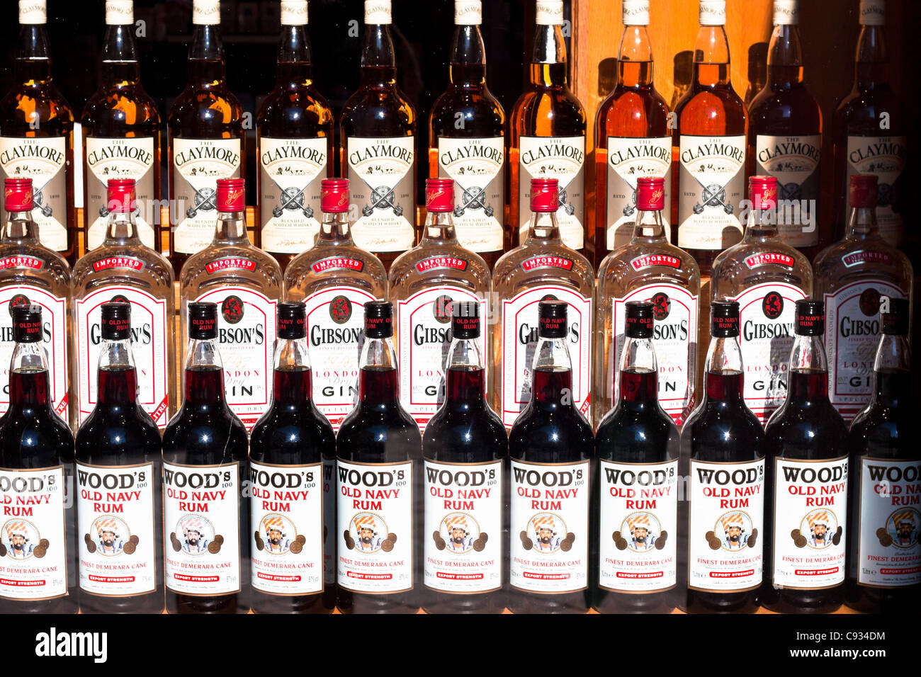 Detail of shop window with displayed whiskey, gin and rum bottles Stock ...