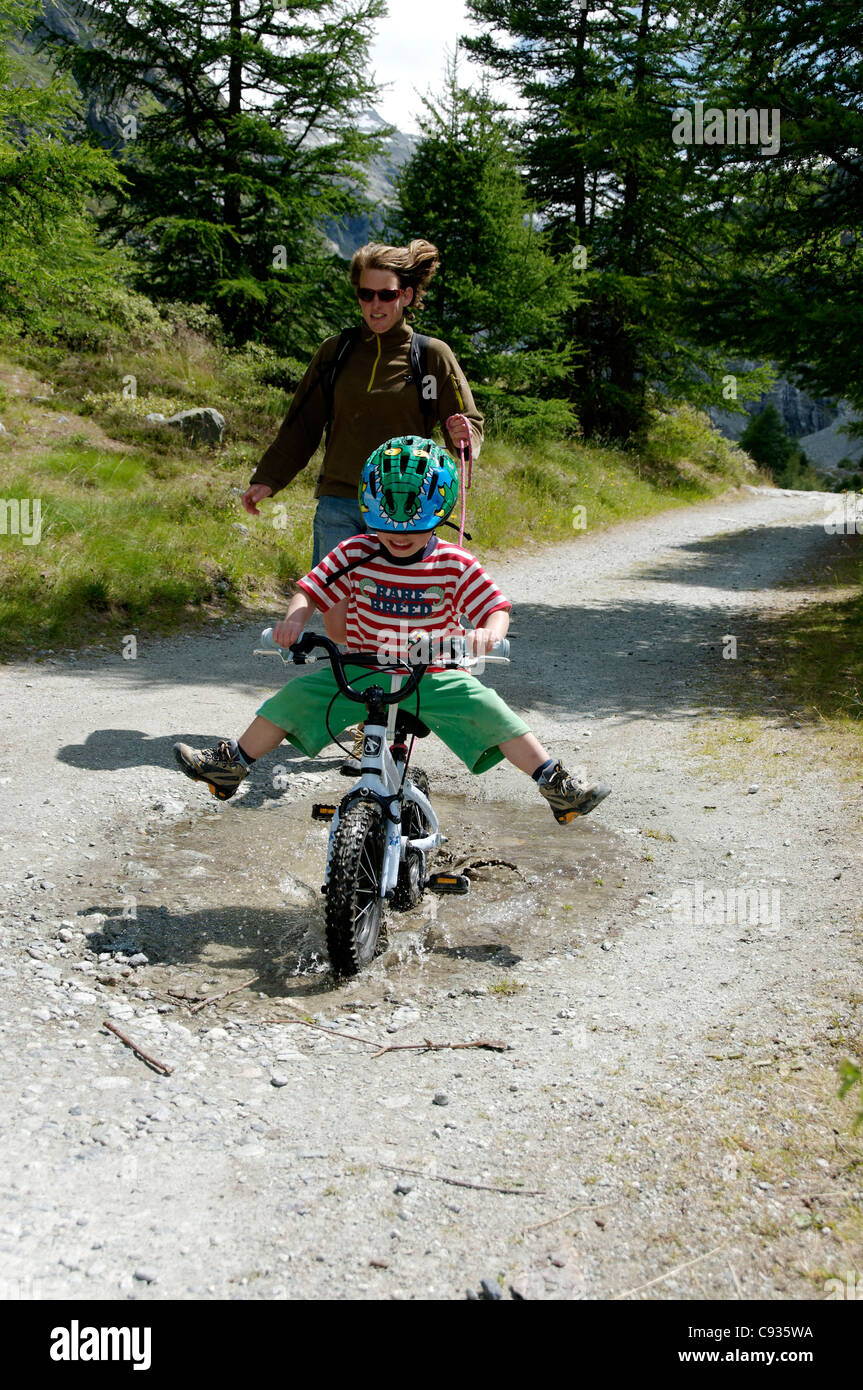 Riding a bike through a puddle hi-res stock photography and images - Alamy