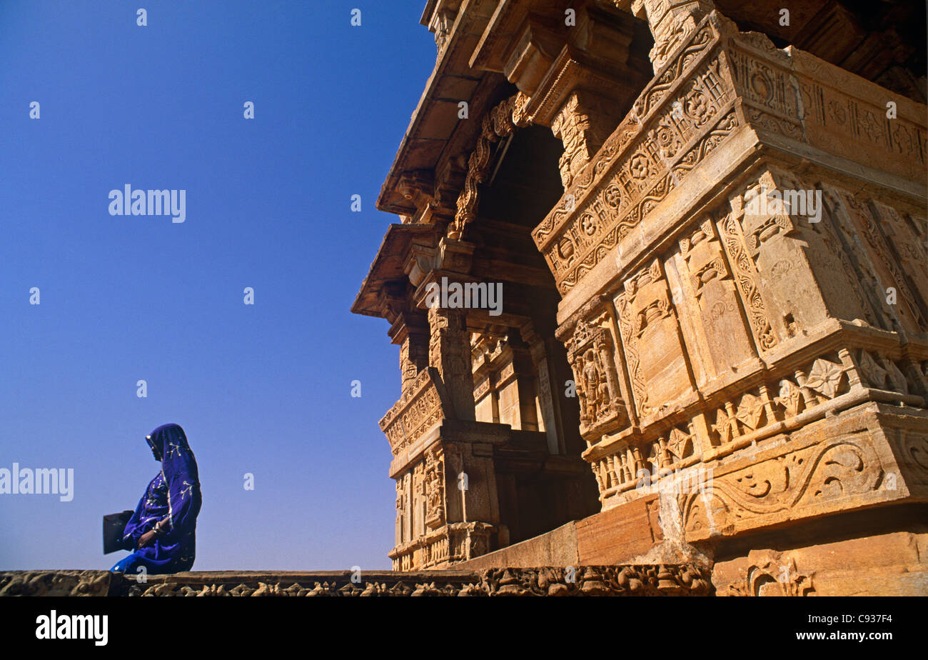 Sari clad hi-res stock photography and images - Alamy