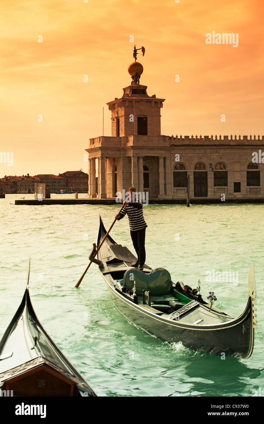 Rowing his gondola hi-res stock photography and images - Alamy