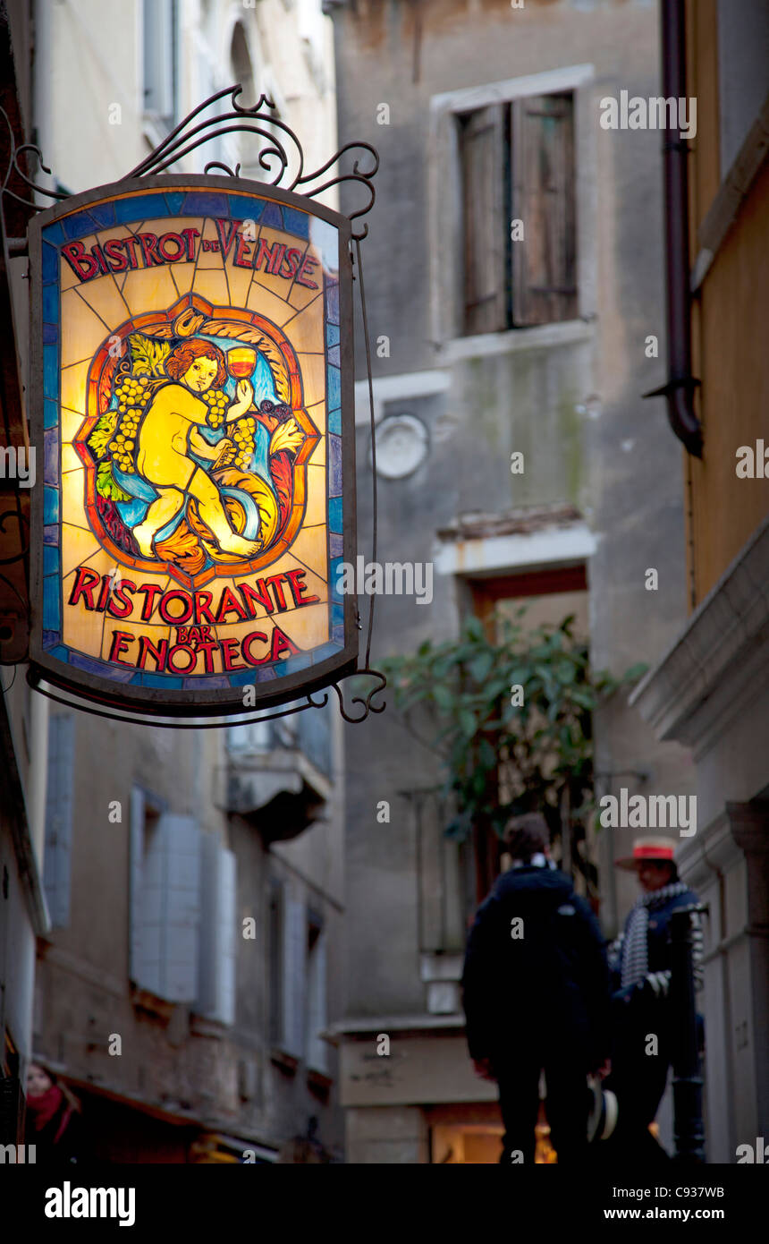 Streets restaurant hi-res stock photography and images - Alamy