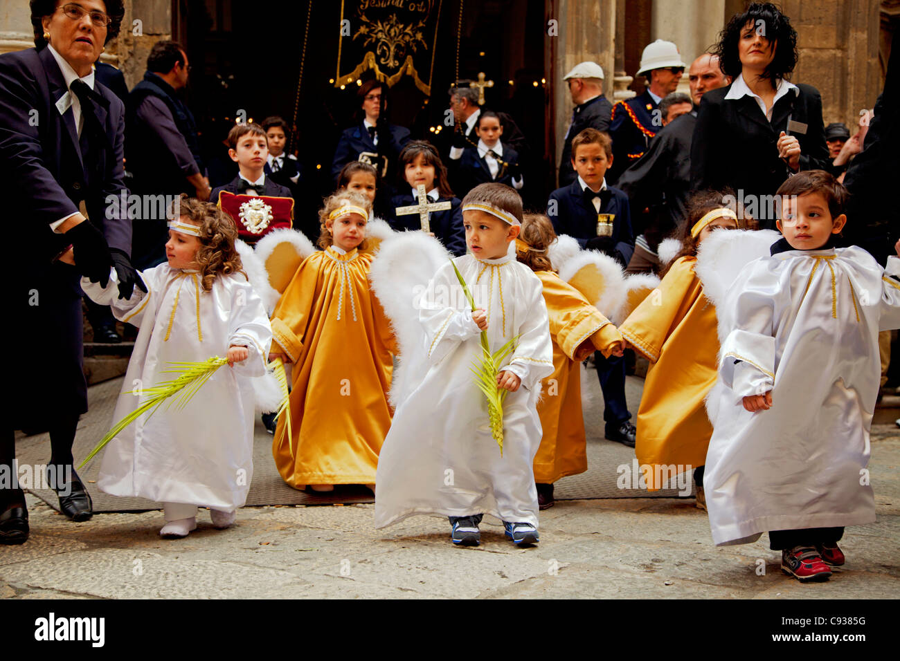 Children dressed as angels hi-res stock photography and images - Alamy