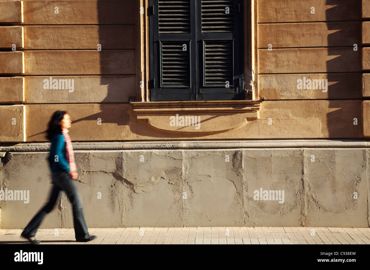 Woman walking model released hi-res stock photography and images - Alamy