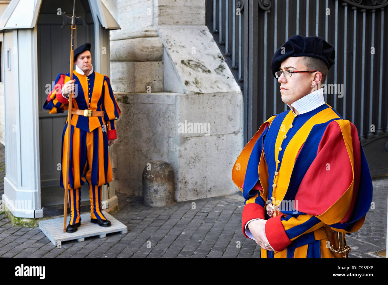 Swiss guards at Vatican, Roma, Italy Stock Photo - Alamy