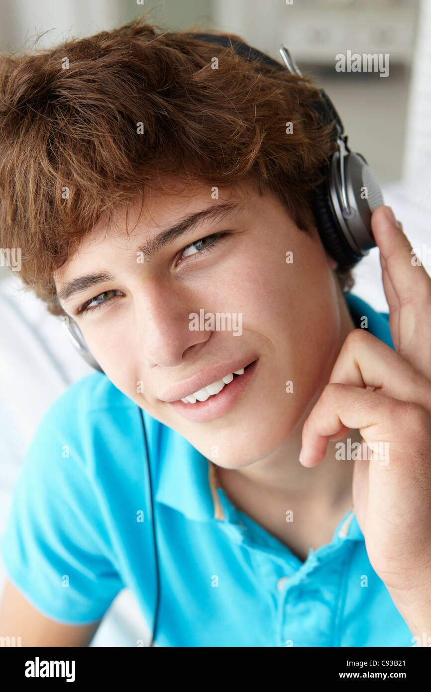 Teenage boy wearing headphones Stock Photo - Alamy