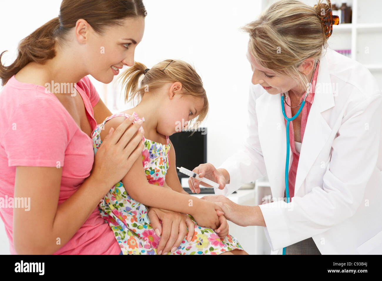Female doctor injecting child Stock Photo - Alamy