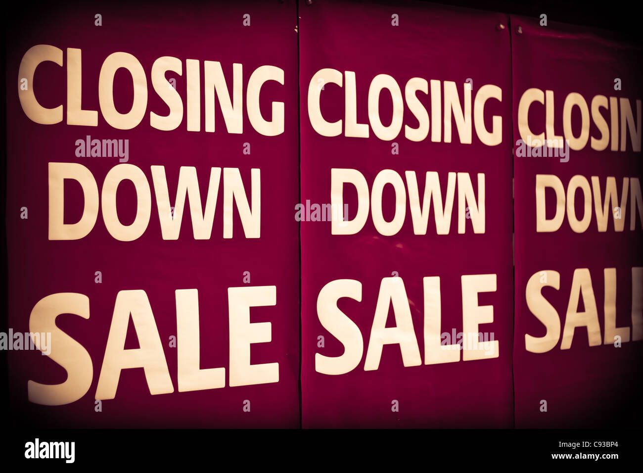 Red closing down sale sign High Resolution Stock Photography and Images ...