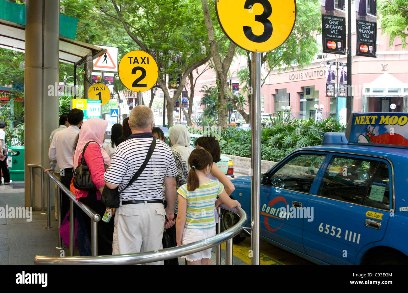 Orchard Road: waiting for a taxi Stock Photo - Alamy