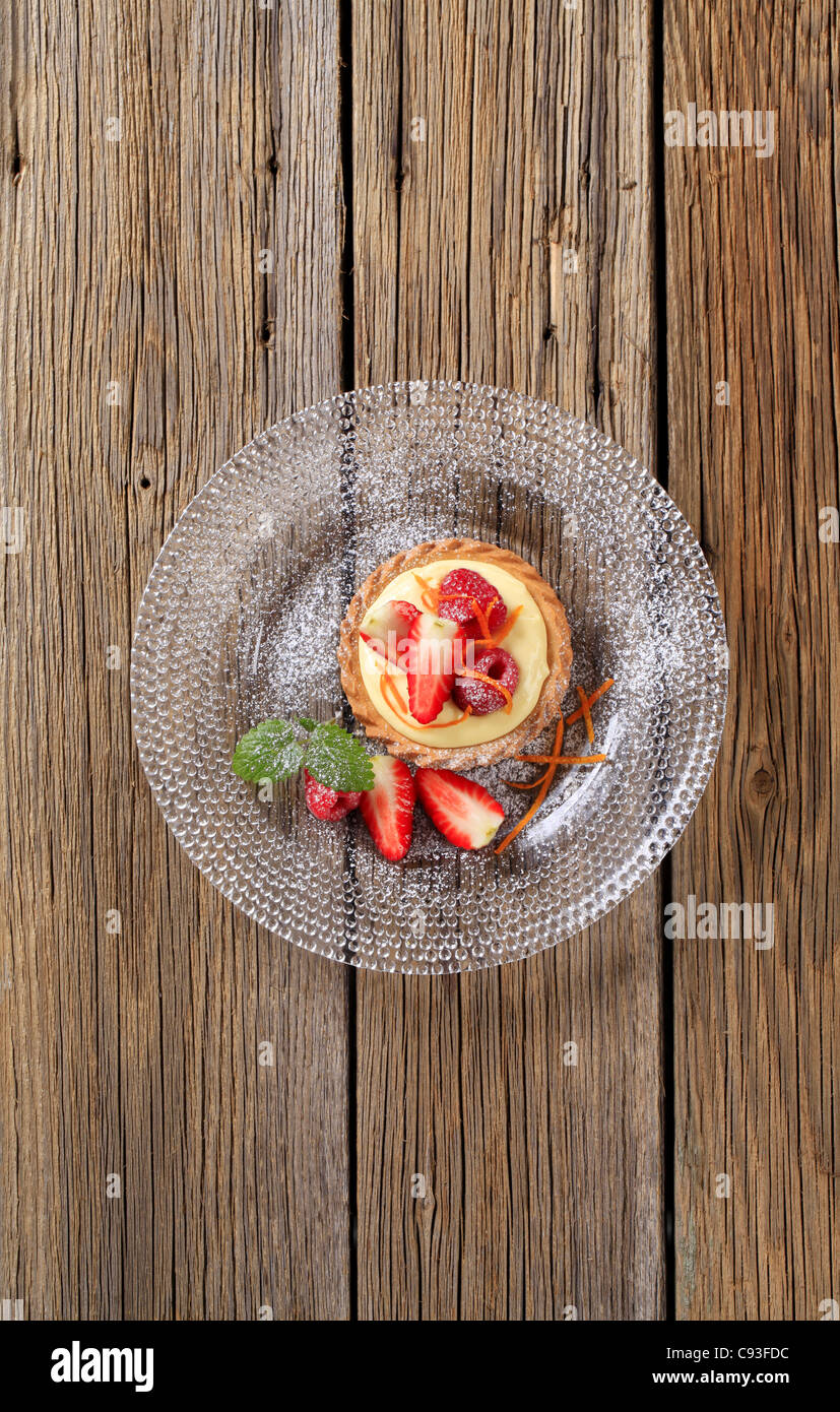 Dessert - Small custard tart with fresh fruit Stock Photo - Alamy