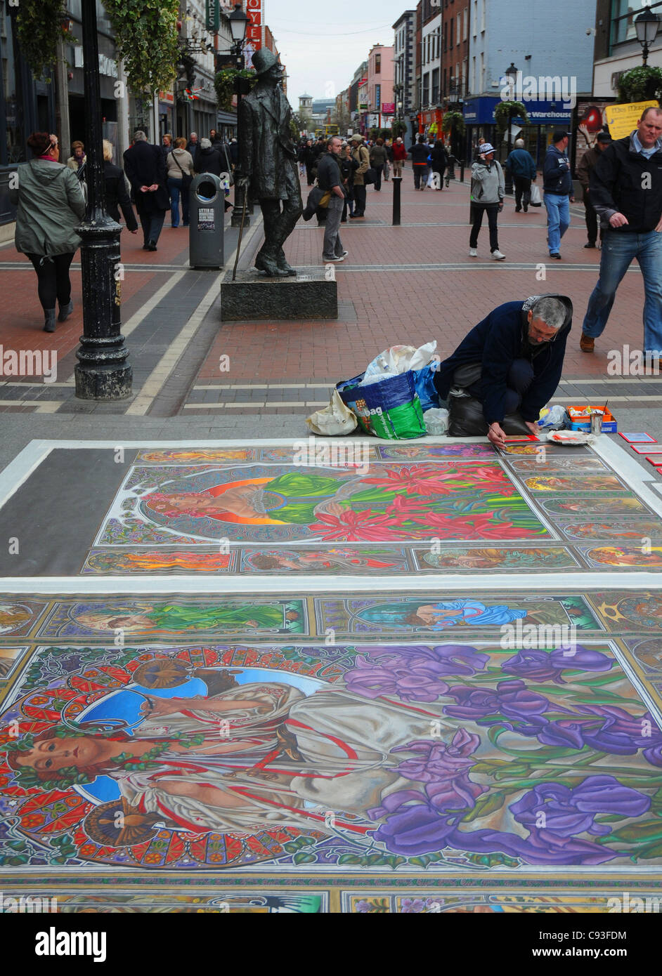 A PAVEMENT ARTIST AT WORK ON THE STREETS OF DUBLIN Stock Photo - Alamy