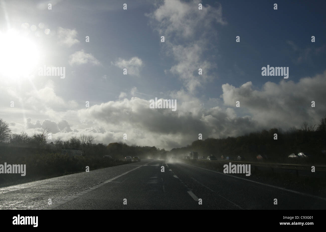 ENGLAND.Surrey. M3 motorway. Heavy spray Stock Photo - Alamy