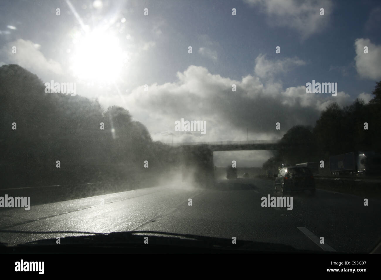 ENGLAND.Surrey. M3 motorway. Heavy spray Stock Photo - Alamy