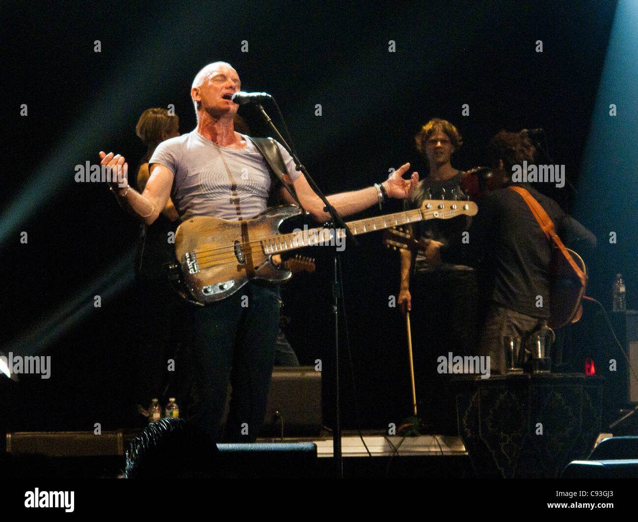 Sting singing hi-res stock photography and images - Alamy